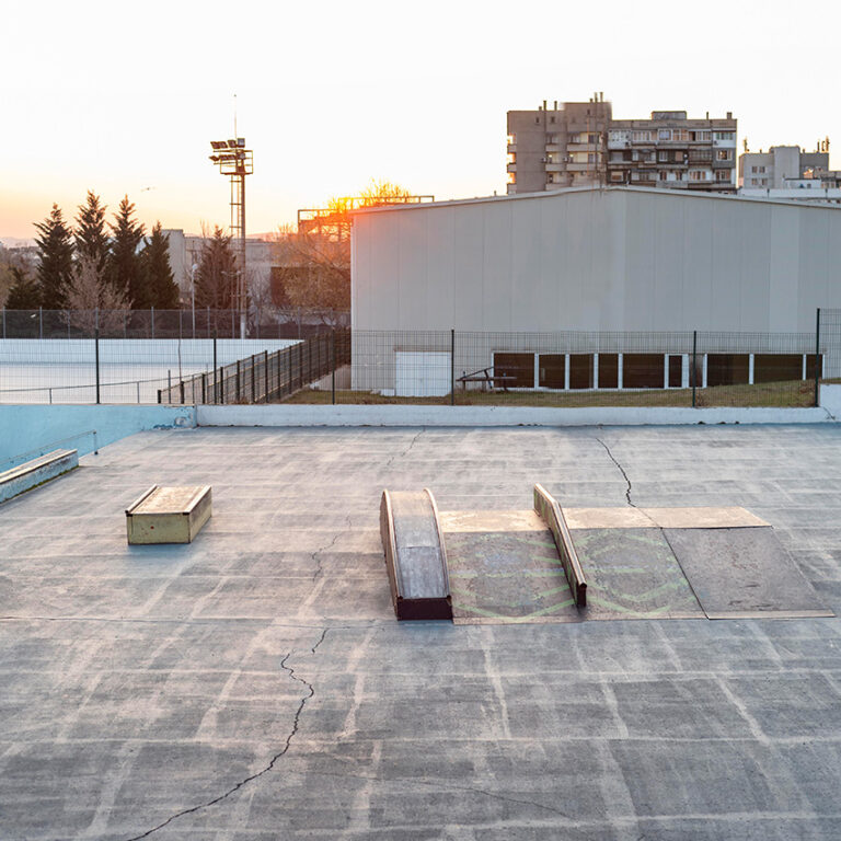 Comparison between cement and gypsum plaster